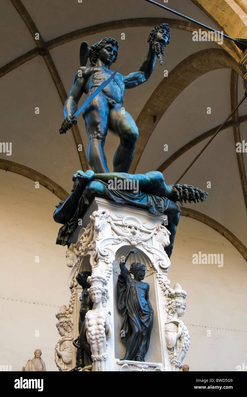 Statua di Perseo con la testa di di Medussa by Cellini alla Loggia dei ...