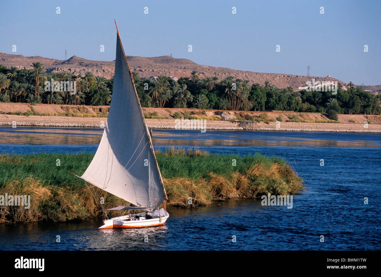 Barche a vela felucca sul fiume nilo immagini e fotografie stock ad ...