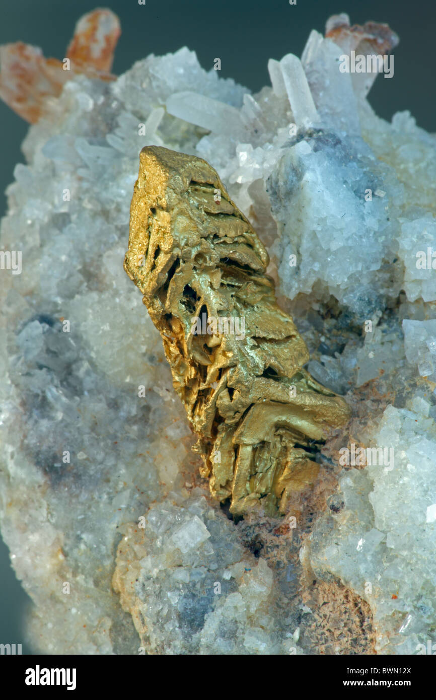 Oro nativo minerale immagini e fotografie stock ad alta risoluzione - Alamy
