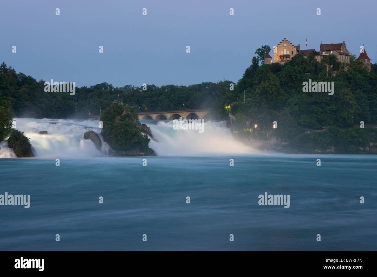 La Svizzera in Europa cascate del Reno Rheinfall Fiume Reno a molla ...
