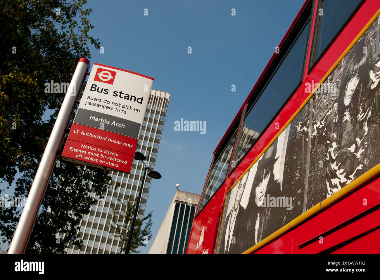 Autobus a due piani alla fermata dell'autobus immagini e fotografie ...