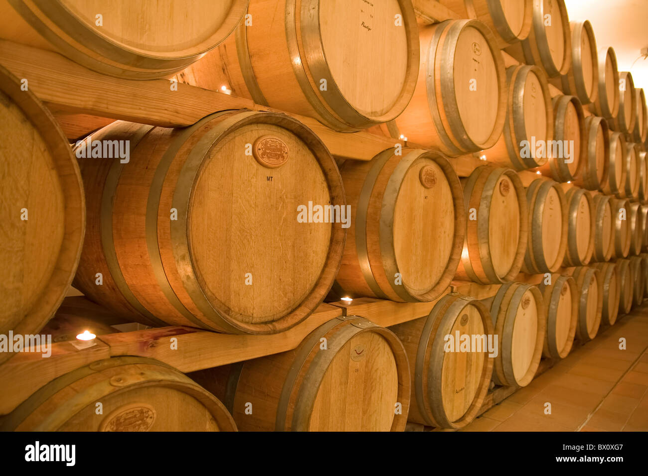 Botti di vino accatastati in cantina immagini e fotografie stock ad ...