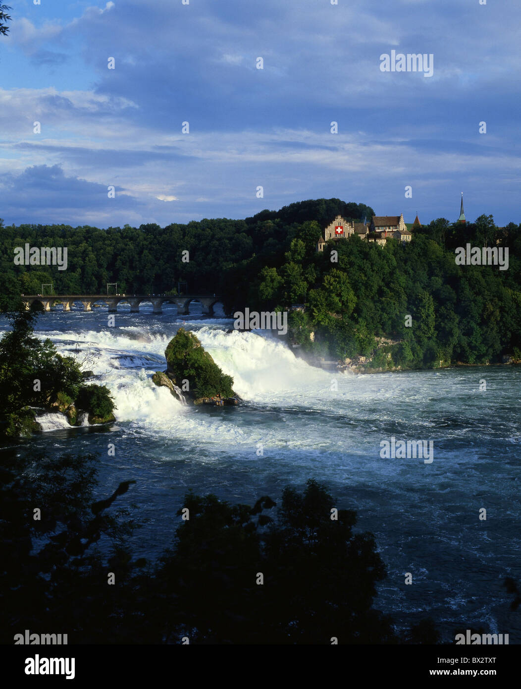 Cascate del Reno Schloss Laufen Castello cascata fiume Reno Svizzera ...