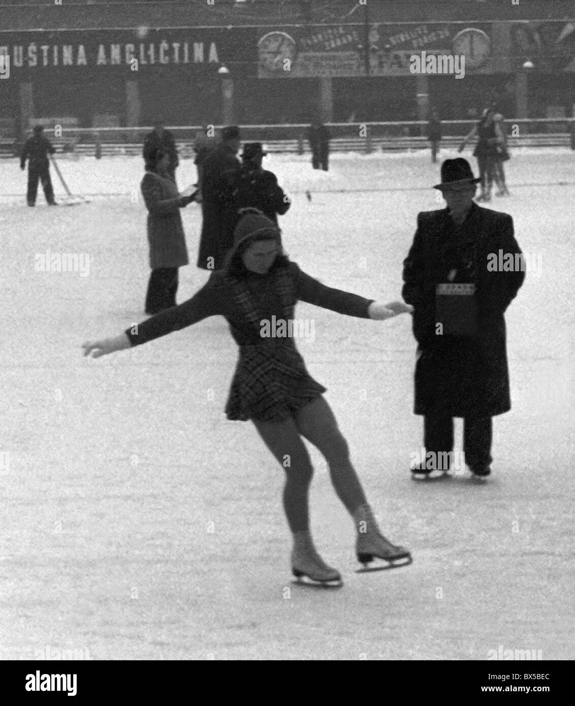 La Cecoslovacchia, Praga 1947. Gli aspiranti figura skater tenta un ...