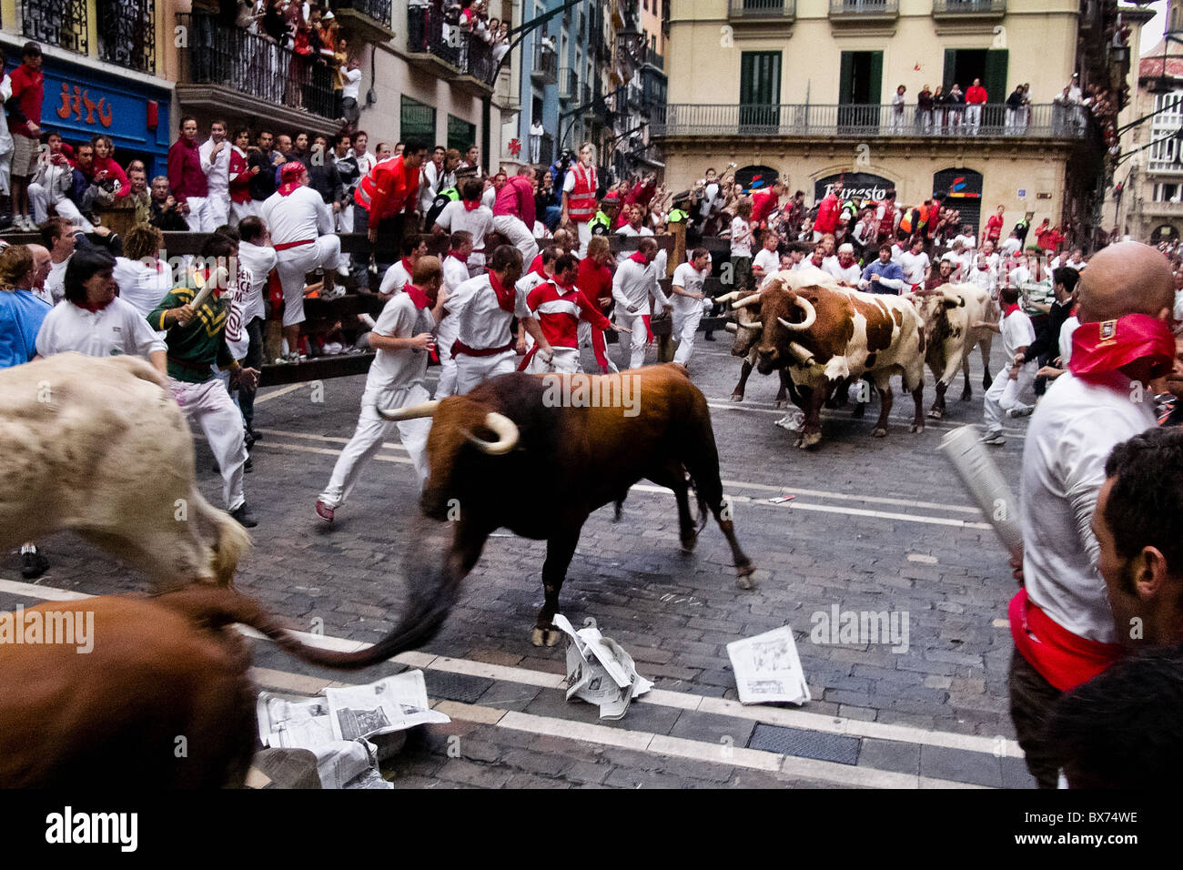 La corsa dei tori (encierro de los Toros) durante il san Fermín fiesta ...
