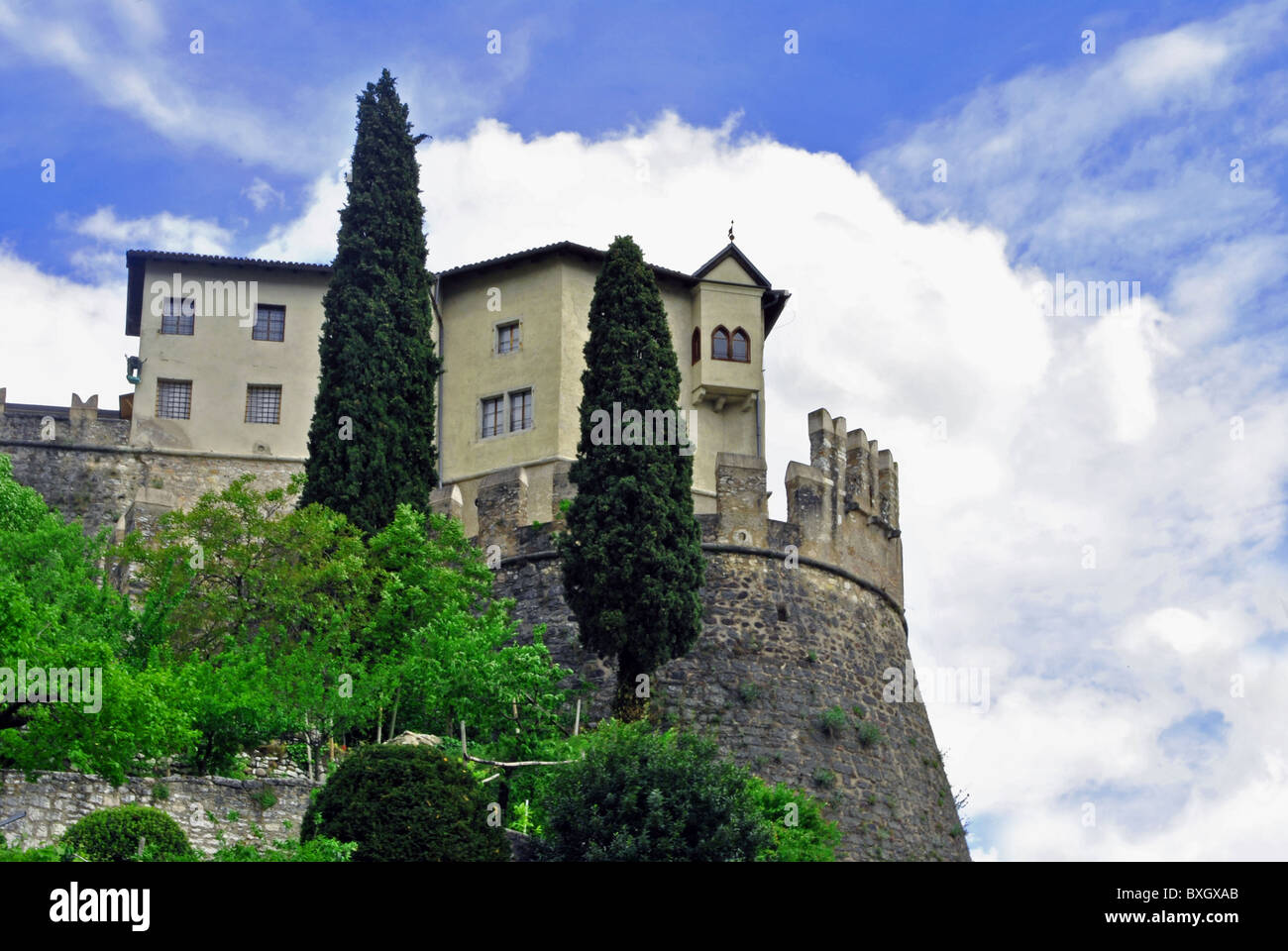 Il castello medievale con torri e le grandi mura di muri di pietra ...