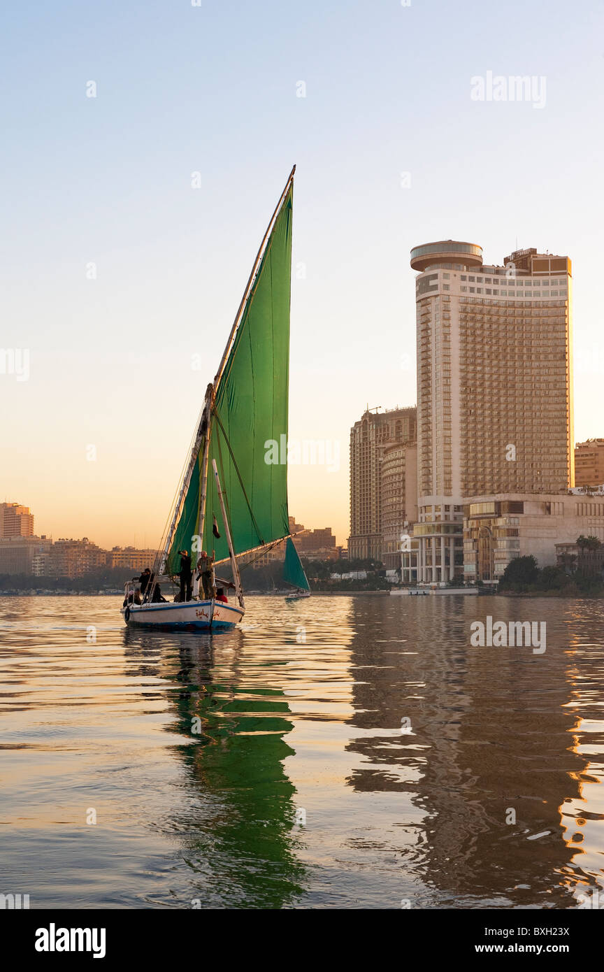Barche a vela felucca sul fiume nilo immagini e fotografie stock ad ...