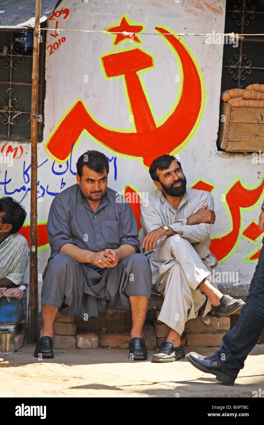 Gli uomini erano seduti in strada immagini e fotografie stock ad alta ...