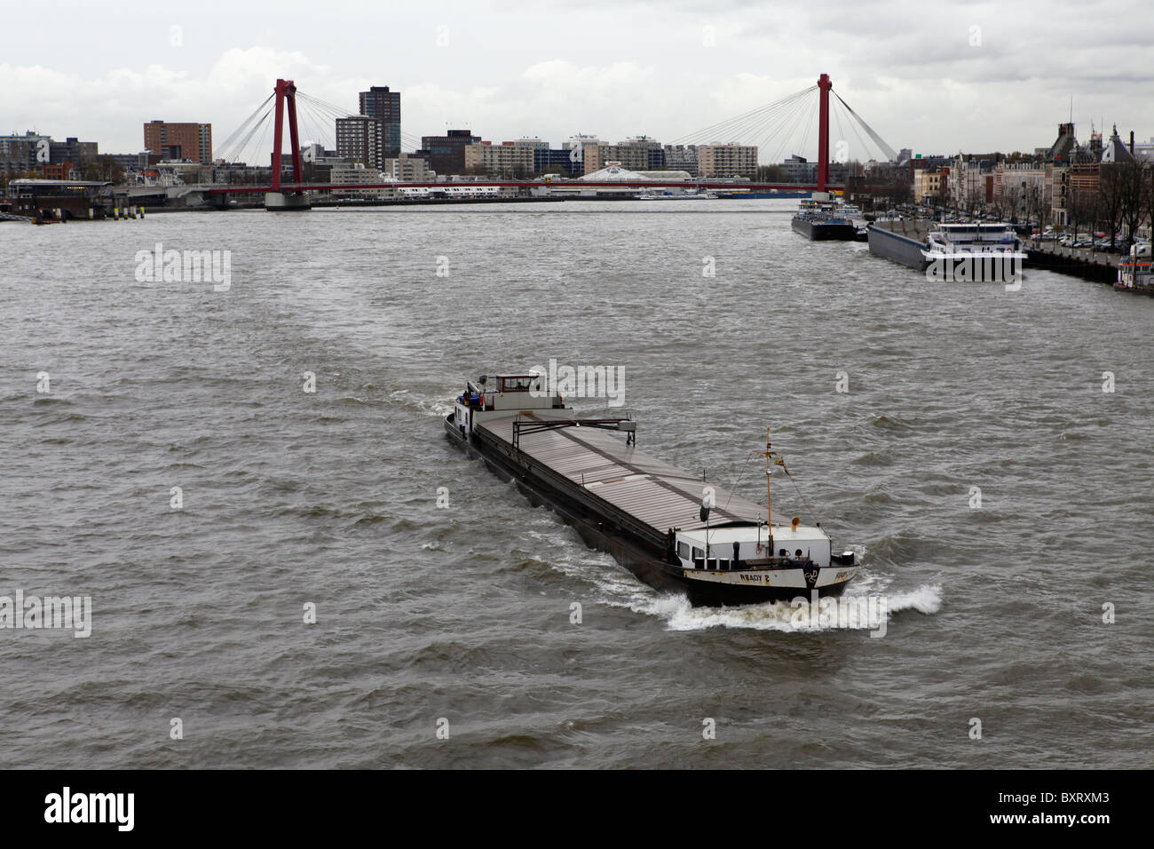 Una chiatta sul fiume Reno nella città portuale di Rotterdam, Paesi ...