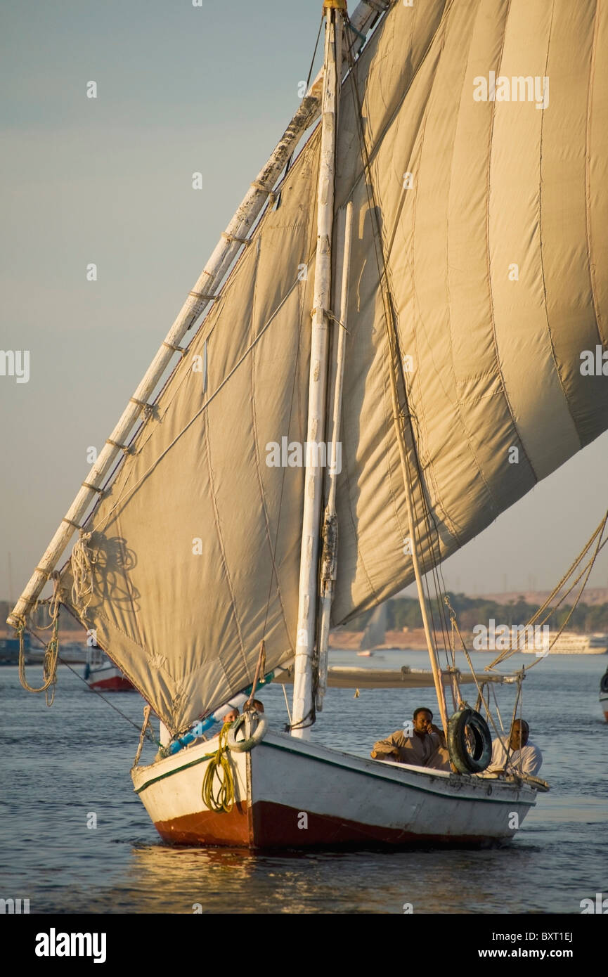 Persone in feluca sul nilo al crepuscolo immagini e fotografie stock ad ...