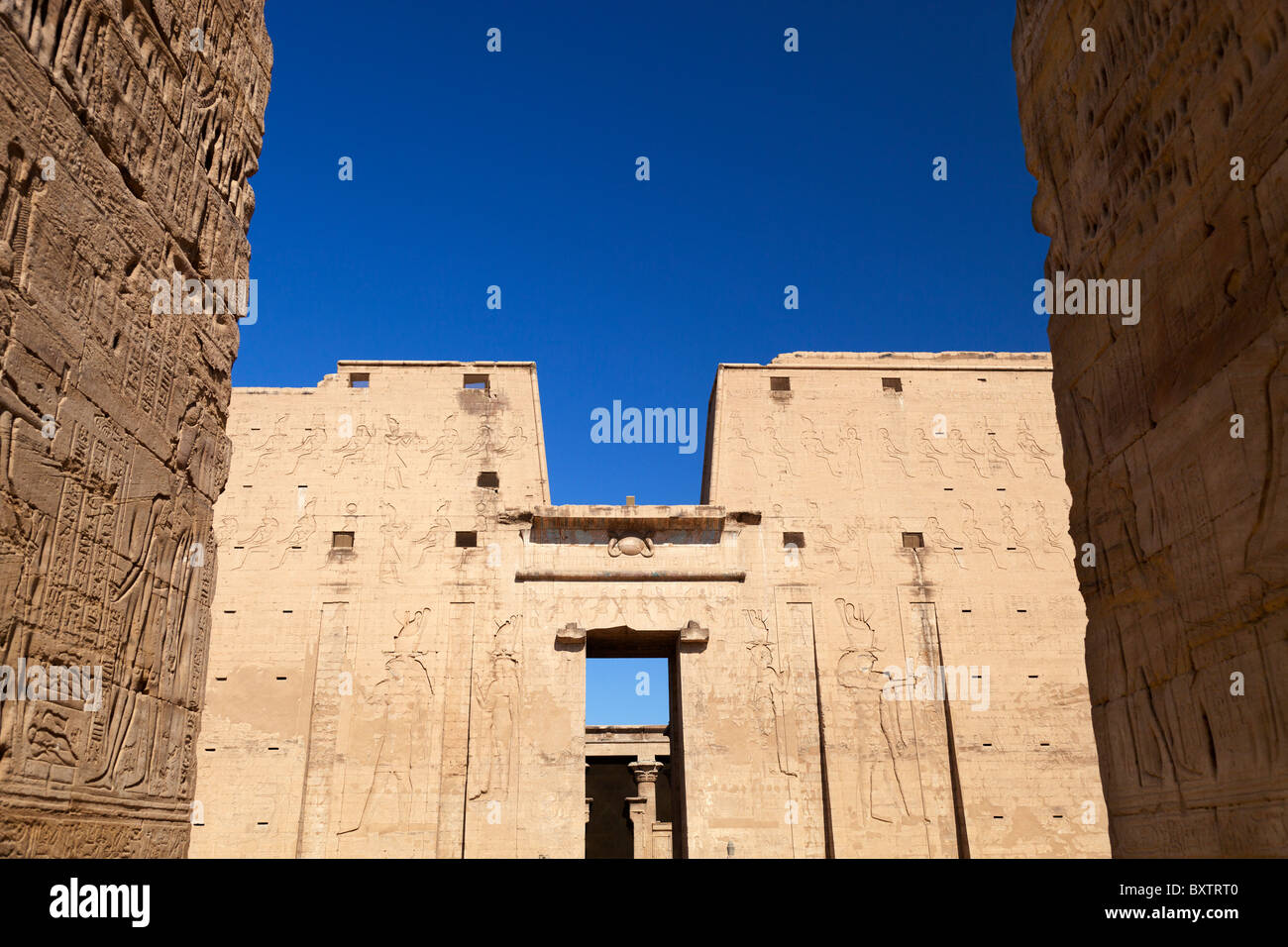 Pareti Dei Geroglifici Al Tempio Di Horus Di Edfu Immagini e Fotos ...