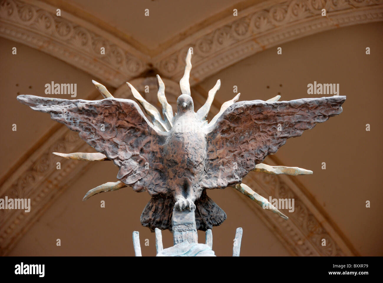 Dettaglio del portone di bronzo sul lato ingresso alla Cattedrale di ...