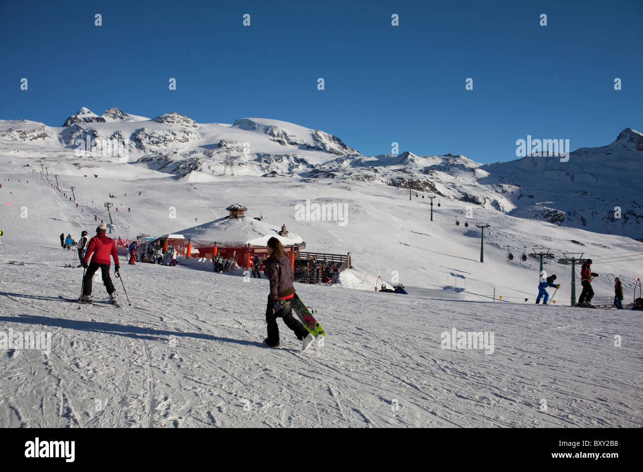 Sciatori cervino italia immagini e fotografie stock ad alta risoluzione ...