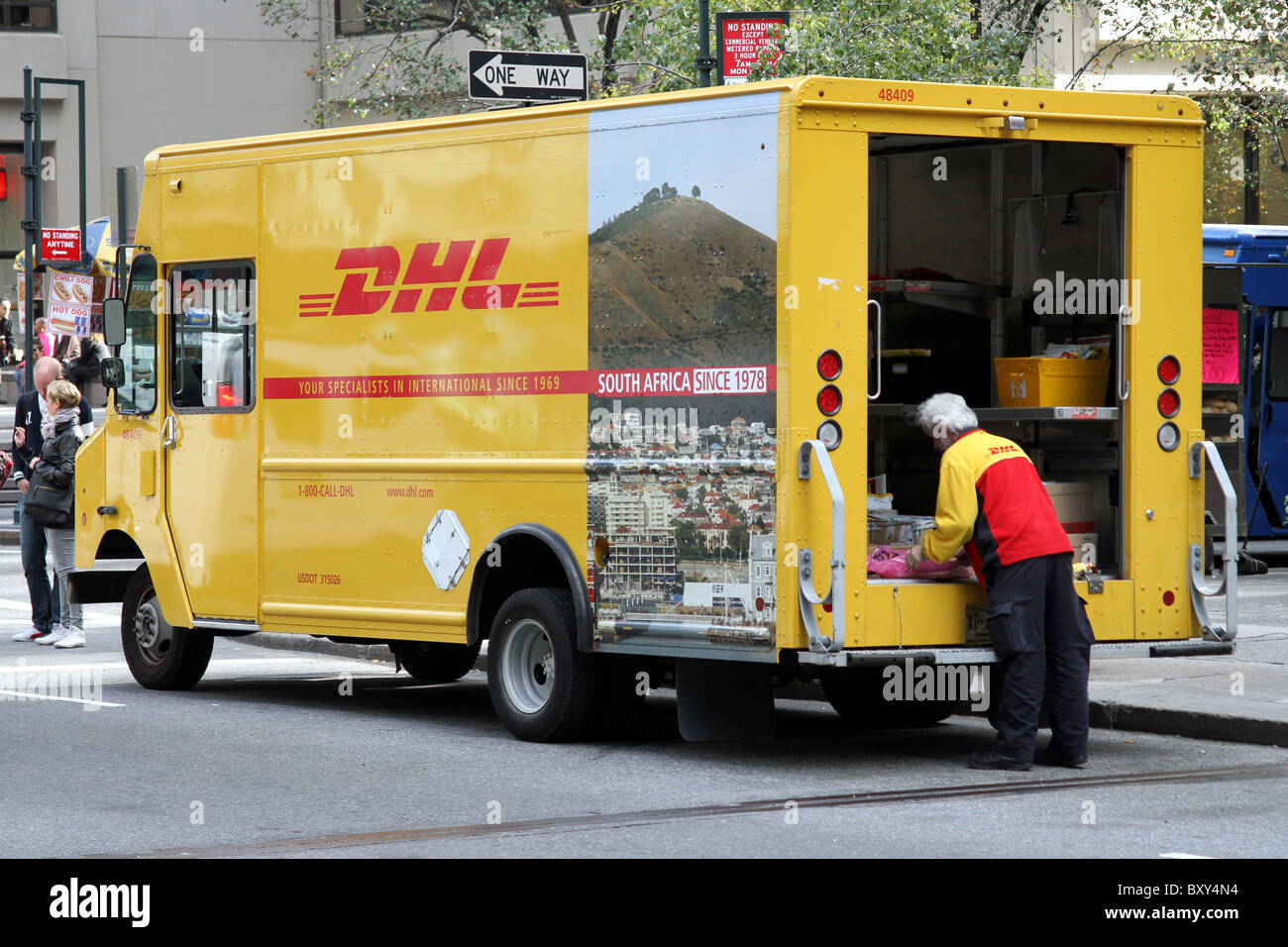 Dhl van new york immagini e fotografie stock ad alta risoluzione - Alamy