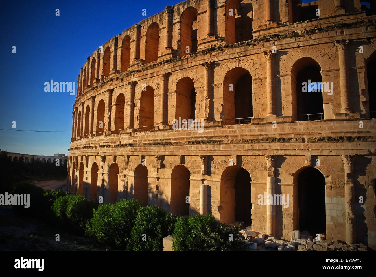 Remains of roman amphitheatre immagini e fotografie stock ad alta risoluzione - Alamy