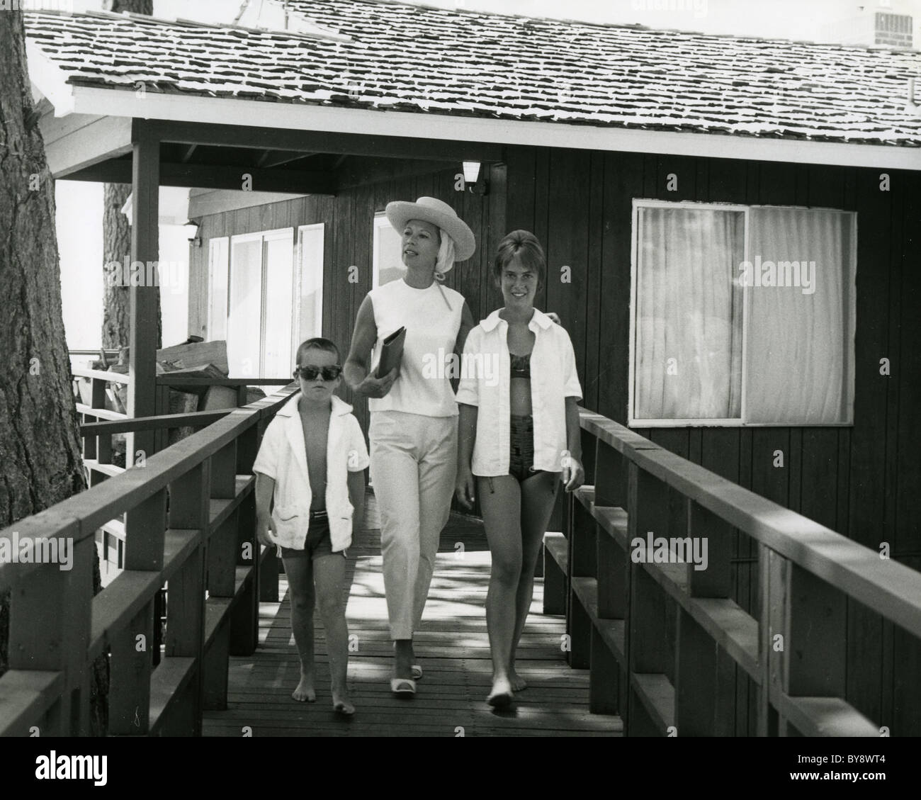 Dina SHORE (1916-1994) US cantante con la figlia Melissa e adottato il ...