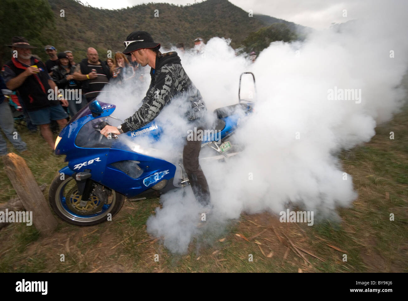 Motorcycle burnout immagini e fotografie stock ad alta risoluzione - Alamy
