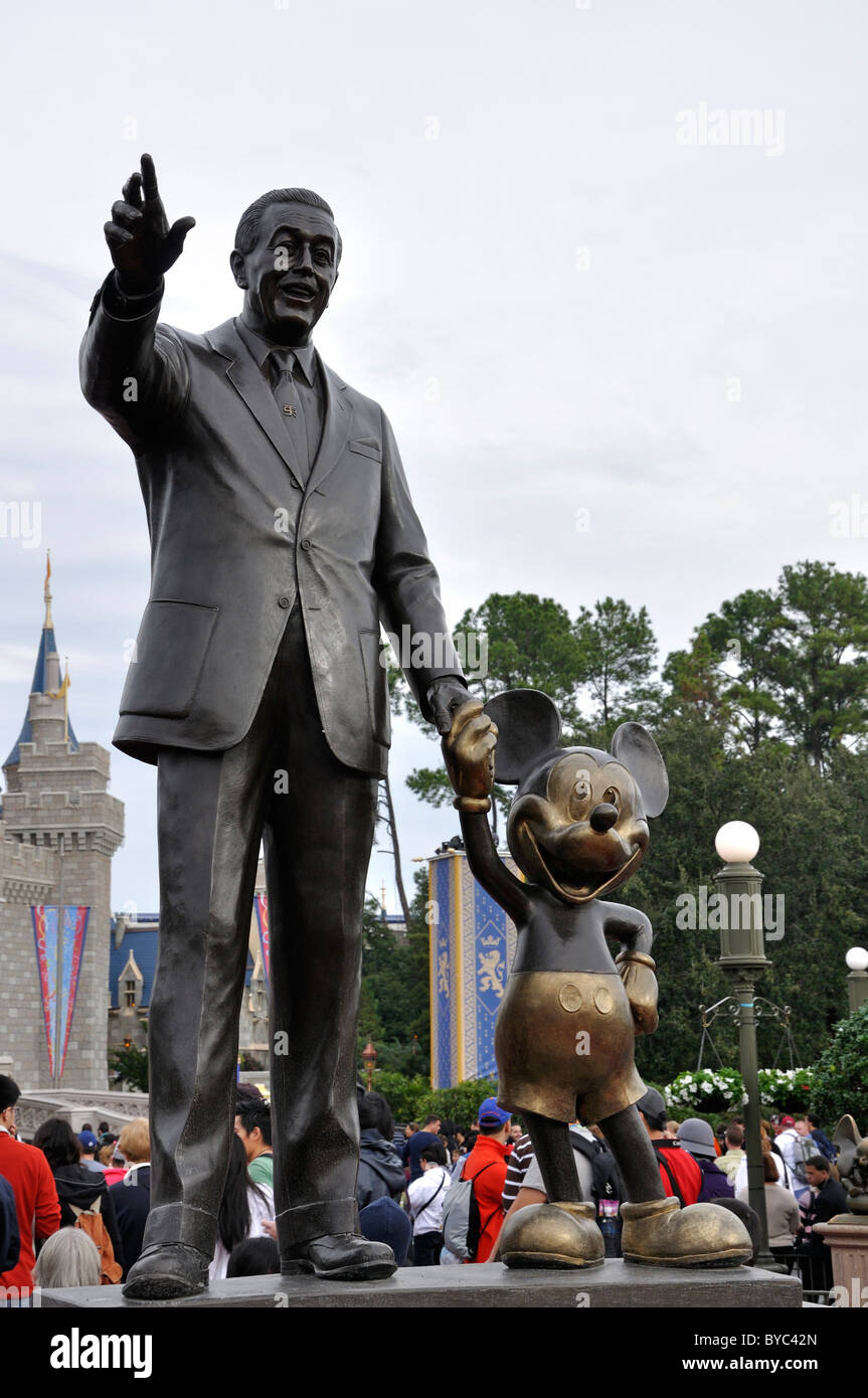 Walt disney mickey mouse statue immagini e fotografie stock ad alta ...