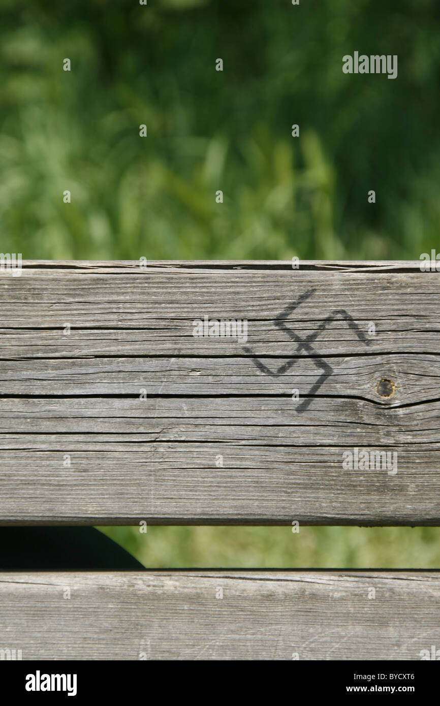 Nazi swastika simbolo sulla panchina del parco nella città della città ...