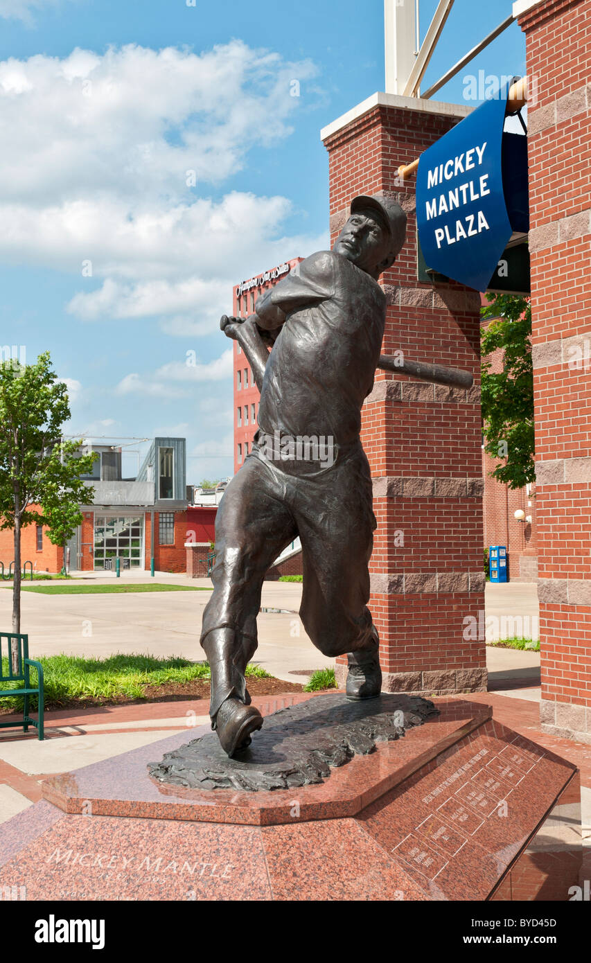 Oklahoma statue of native american immagini e fotografie stock ad alta ...