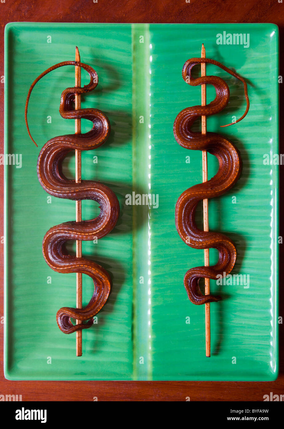 Snake cotto venduto in Cambogia e in altre parti dell'Asia - un esempio ...