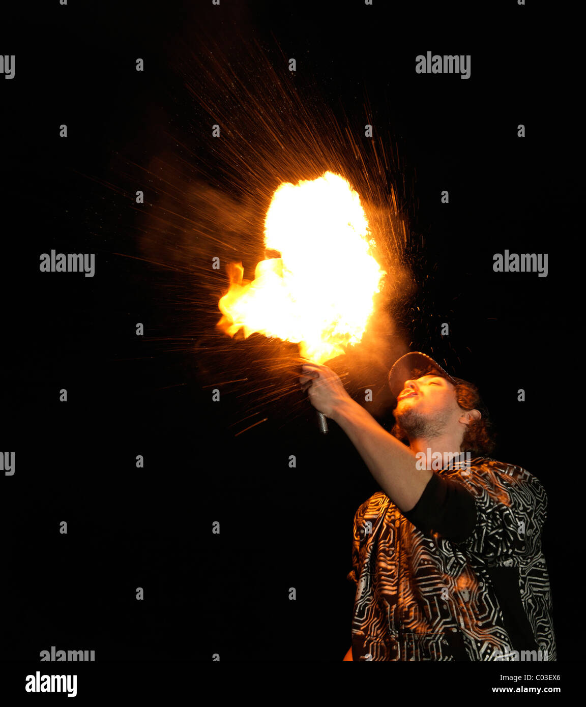 Respirando fuoco immagini e fotografie stock ad alta risoluzione - Alamy
