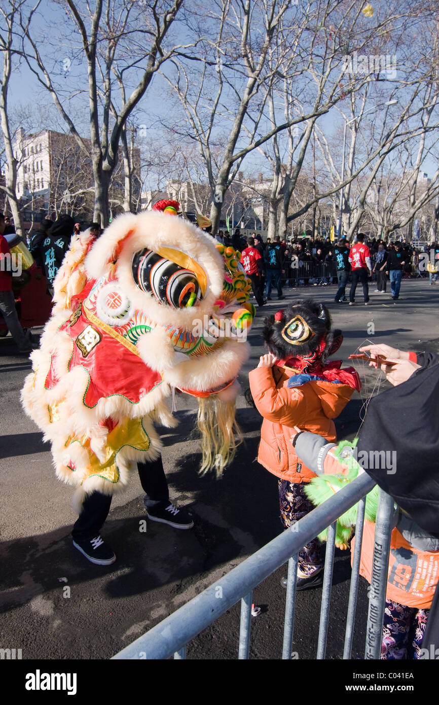 Lion dancer immagini e fotografie stock ad alta risoluzione - Alamy