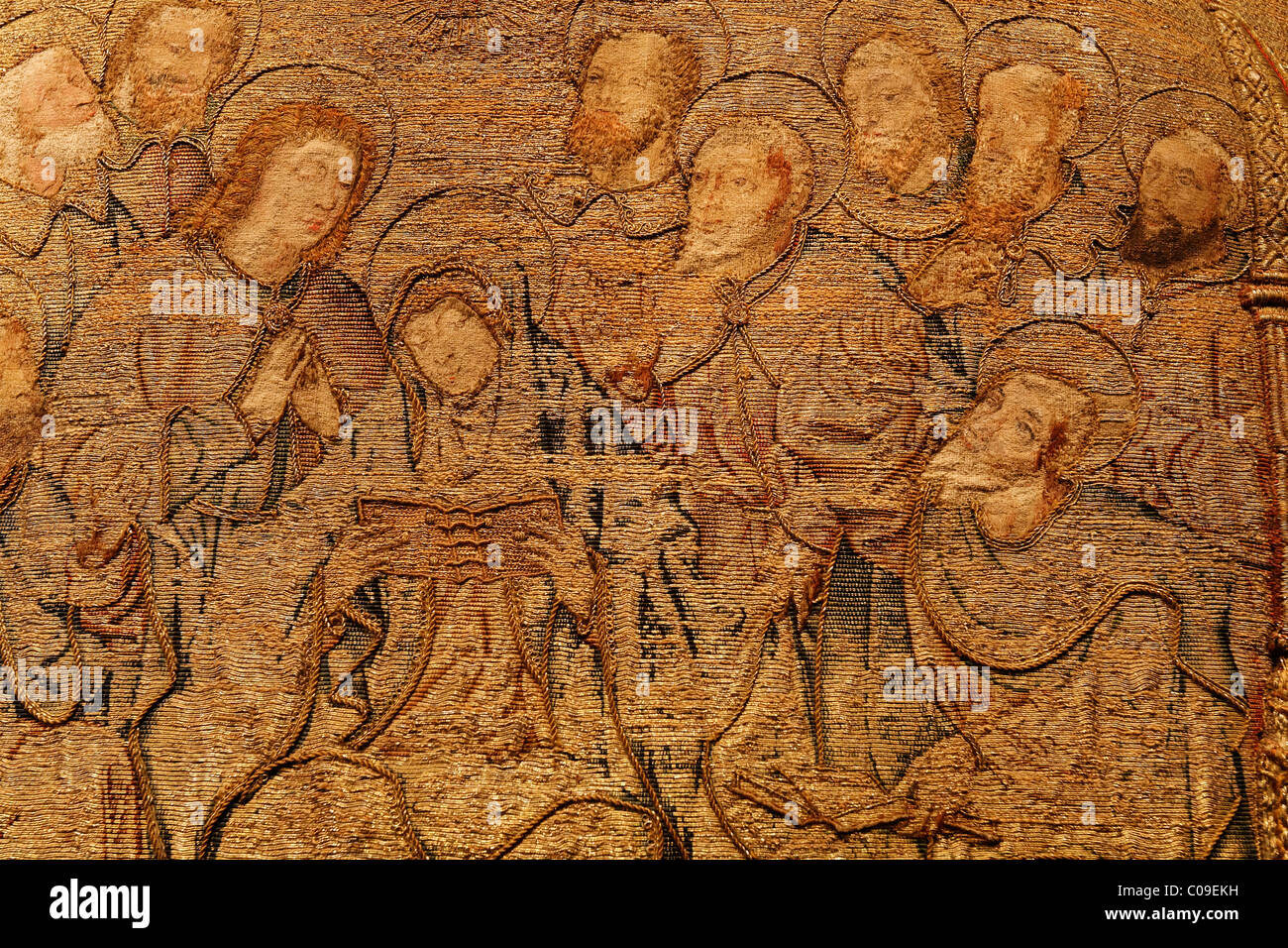 Maria e gli apostoli con alogeno, elaborati ricami su un pianeta ...