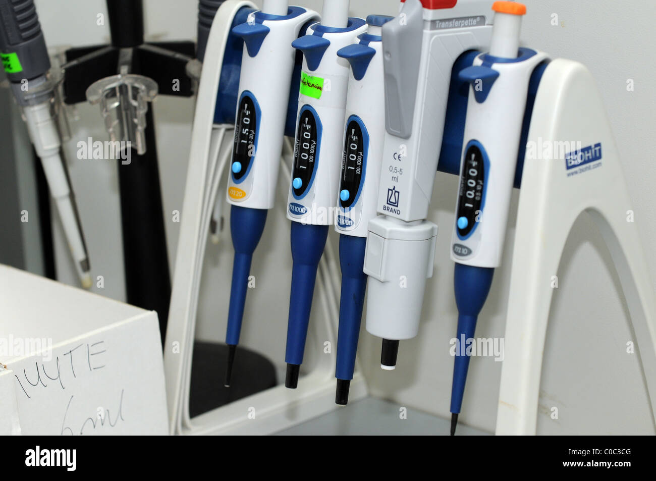 Pipette da laboratorio immagini e fotografie stock ad alta risoluzione ...