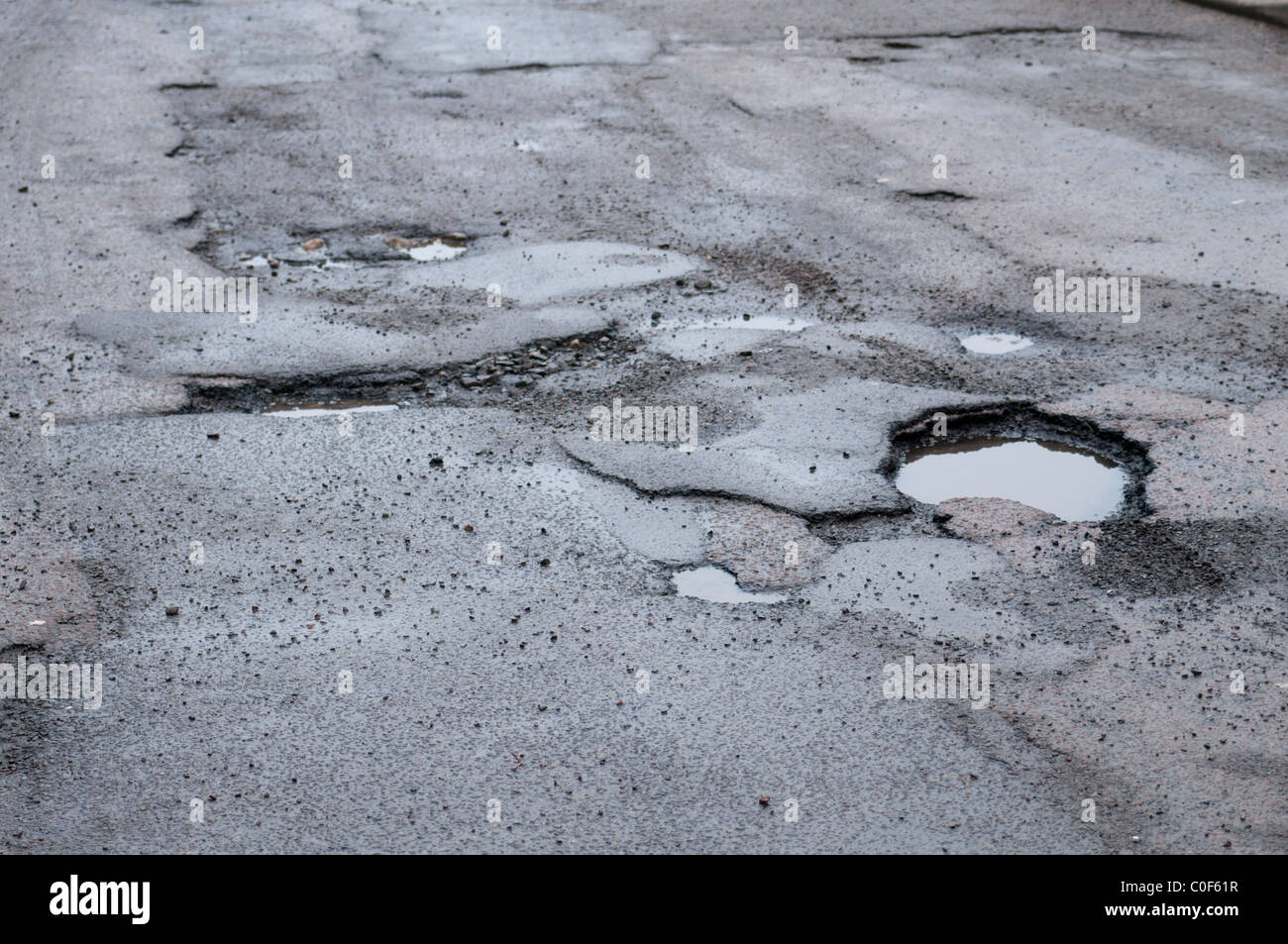 Buche per la strada immagini e fotografie stock ad alta risoluzione - Alamy