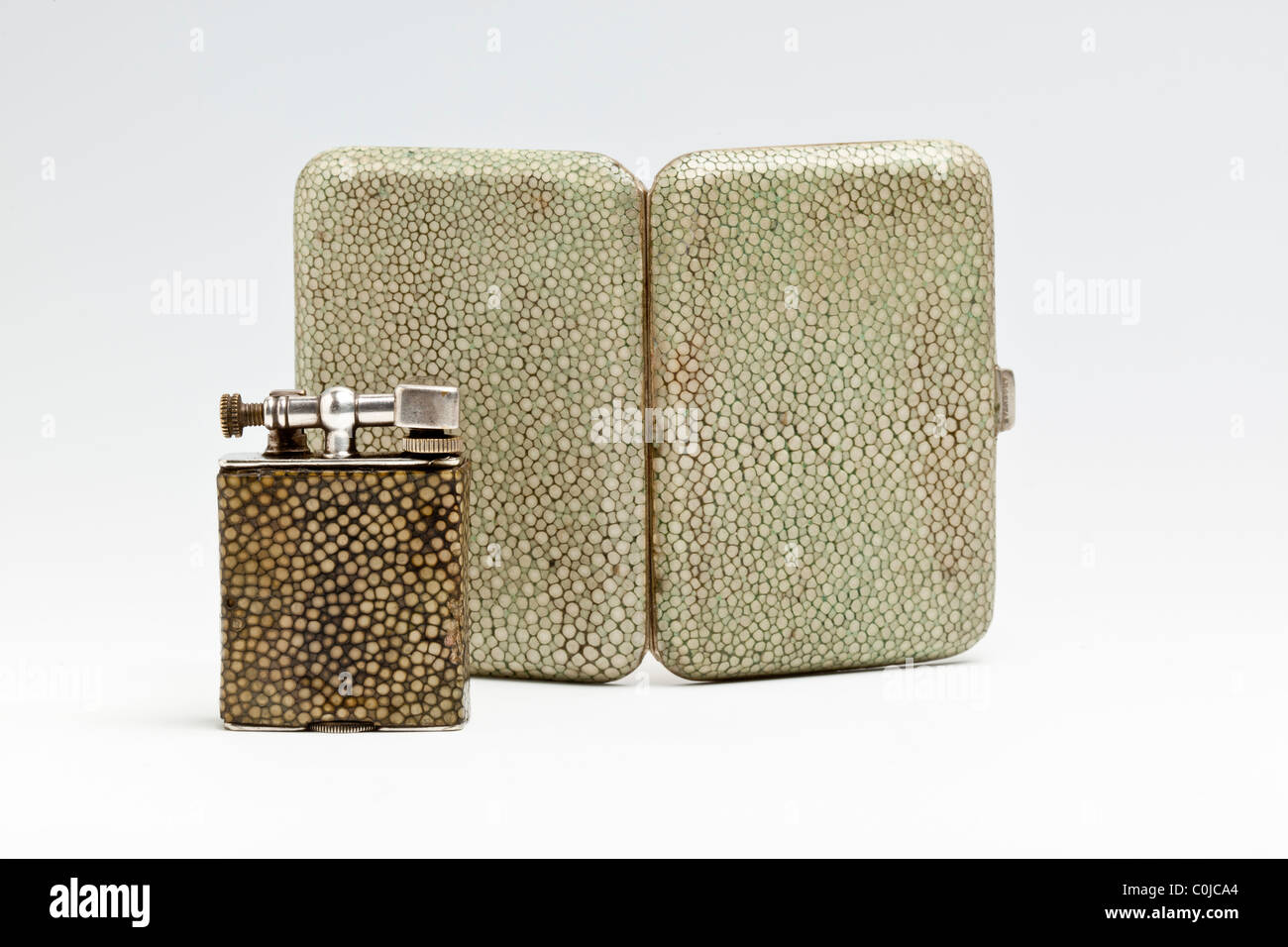 Zigrino (pelle di squalo) portasigarette e accendisigari. 1920s Foto ...