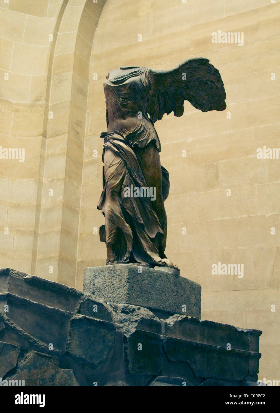 Statua della Vittoria Alata di Samotracia in un museo, il Musee du ...