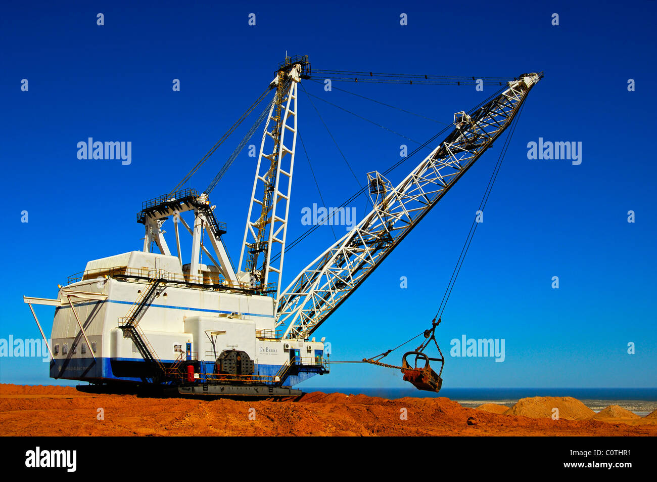 Lavori di sterro con un escavatore dragline nel De Beers Namaqualand ...