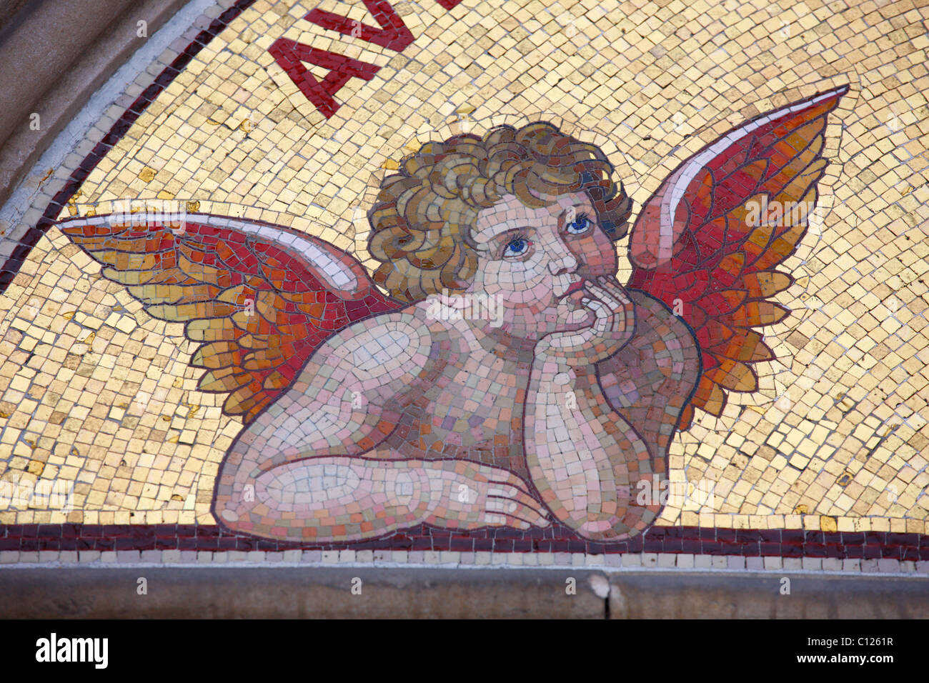 Angelo, affresco all'ingresso della chiesa, mosaico, in base mediante ...