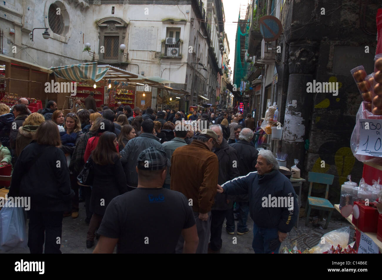 Vecchie strade di napoli immagini e fotografie stock ad alta ...
