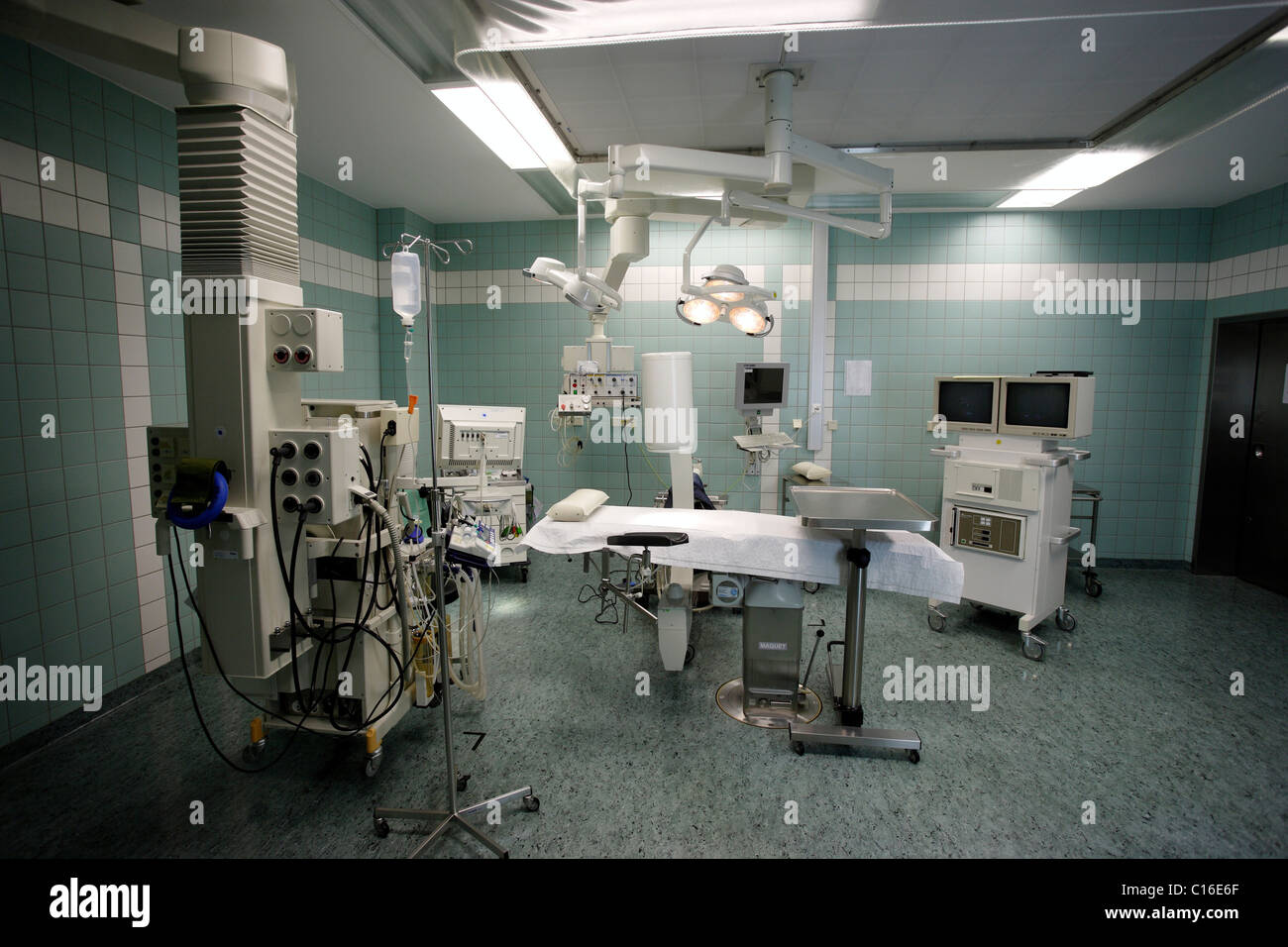 Foto della tabella della sala operatoria immagini e fotografie stock ad ...