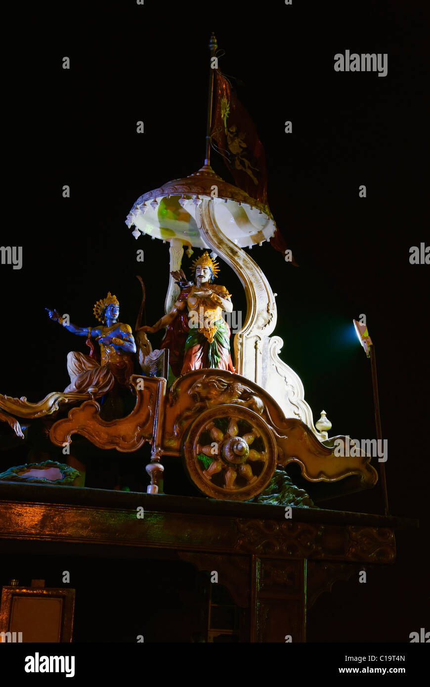 Sculture di un carro del signore Krishna e Arjuna all'entrata di Ganga ...