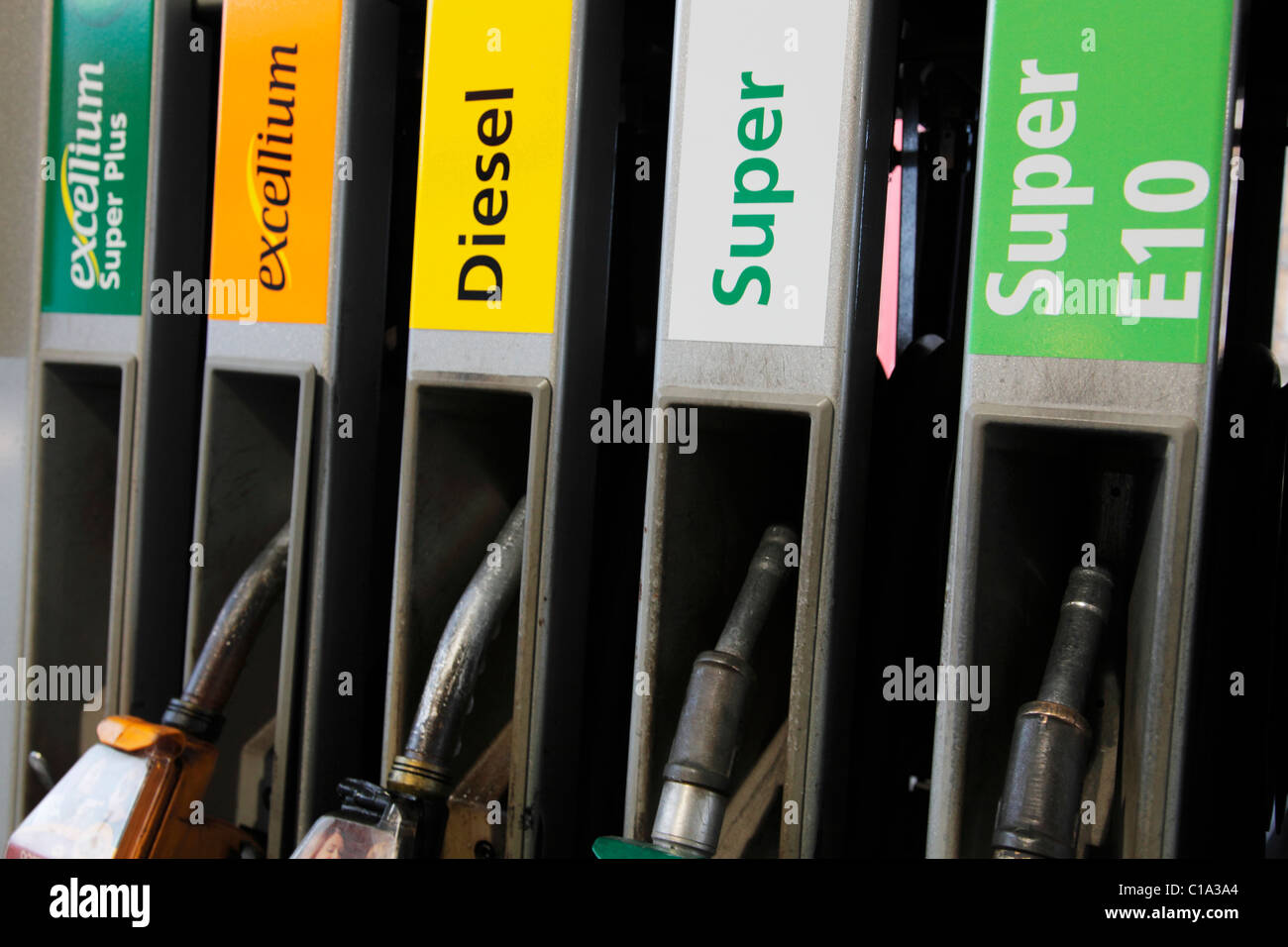 Le pompe di benzina per Super E10 a benzina (95 ottan) con il 10% di ...