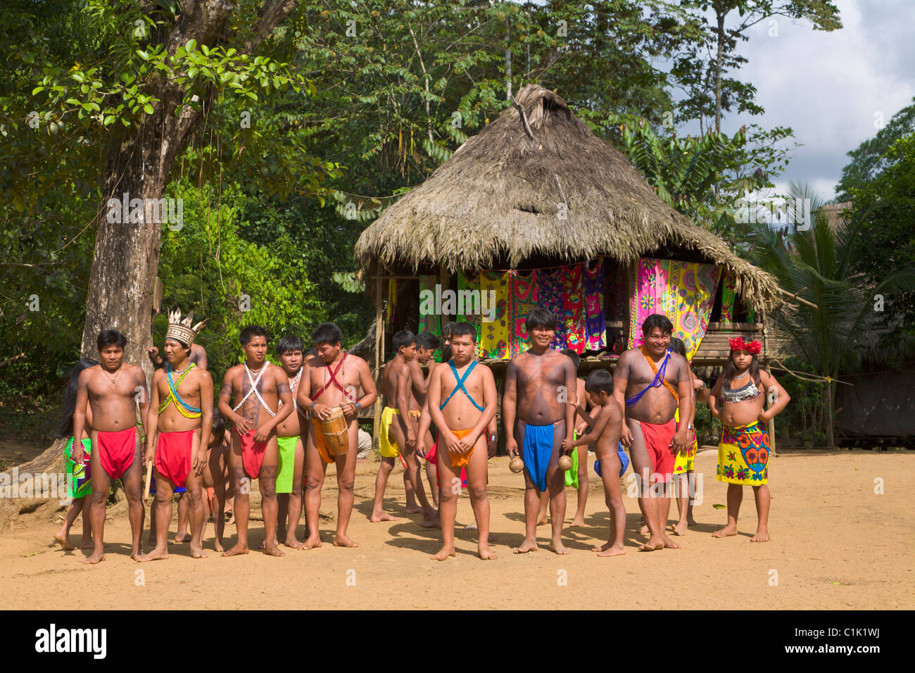 Villagers of the native indian embera tribe immagini e fotografie stock ...