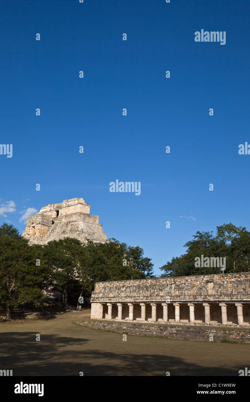 La piramide del mago (Pirámide del Adivino) e il piccolo tempio nella ...