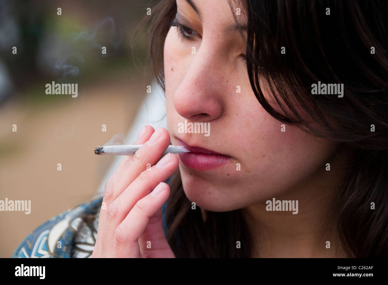 Donne fumando immagini e fotografie stock ad alta risoluzione - Alamy