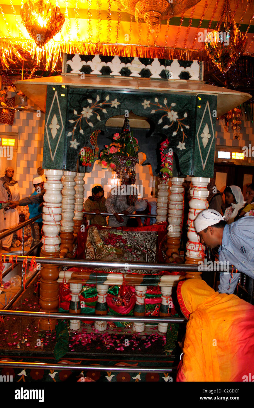 Dargah del santo sufi immagini e fotografie stock ad alta risoluzione ...