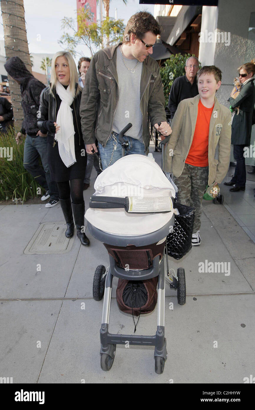 Tori Spelling, marito Dean McDermott, il loro bambino Liam Aaron e Dean ...