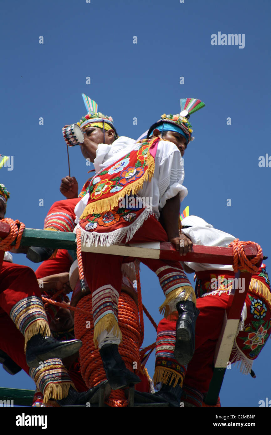 Danza de los voladores de papantla immagini e fotografie stock ad alta ...