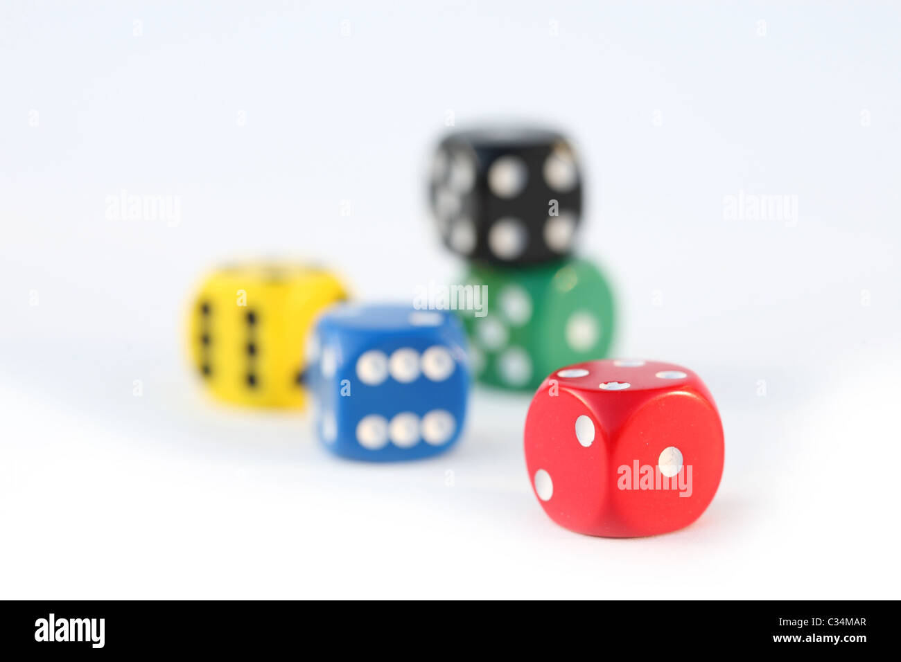 Dadi colorati immagini e fotografie stock ad alta risoluzione - Alamy