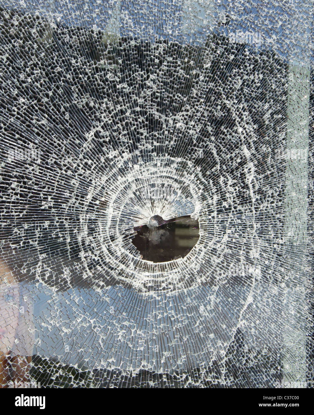 Vetro frantumato dalla pallottola immagini e fotografie stock ad alta ...