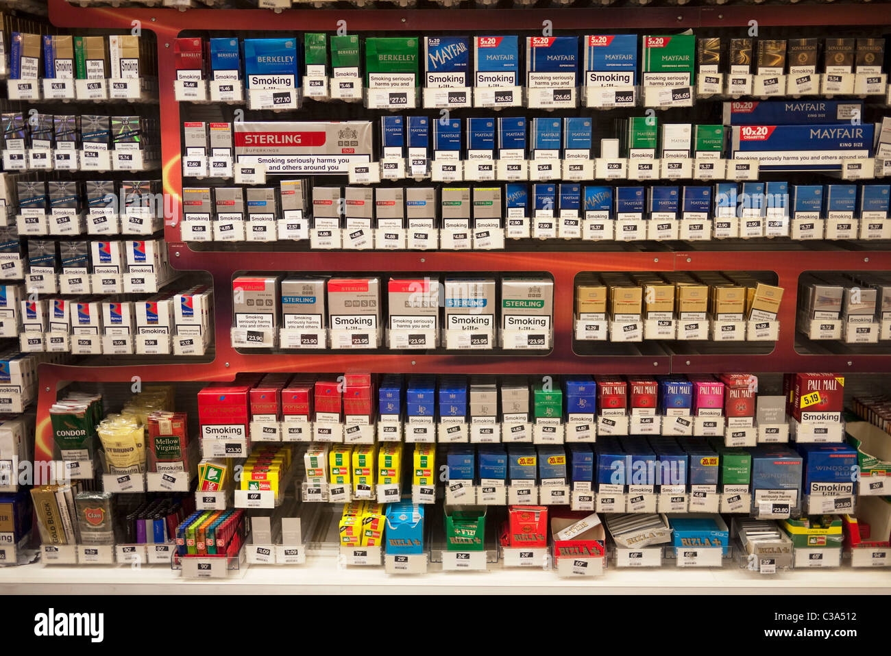 Le sigarette in vendita in un supermercato. Attualmente leggi ...