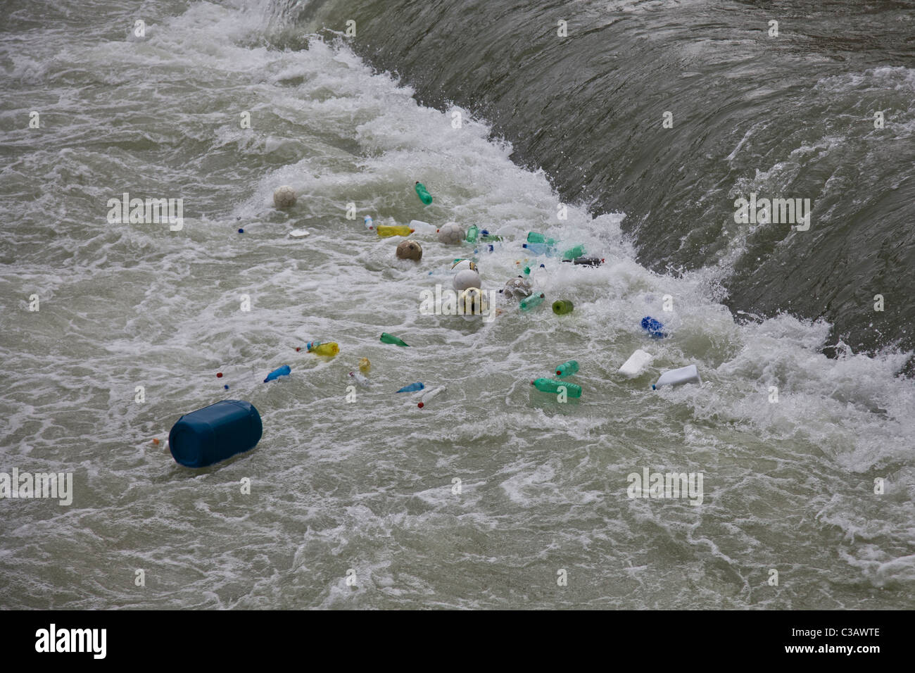 Inquinamento del fiume di plastica immagini e fotografie stock ad alta ...
