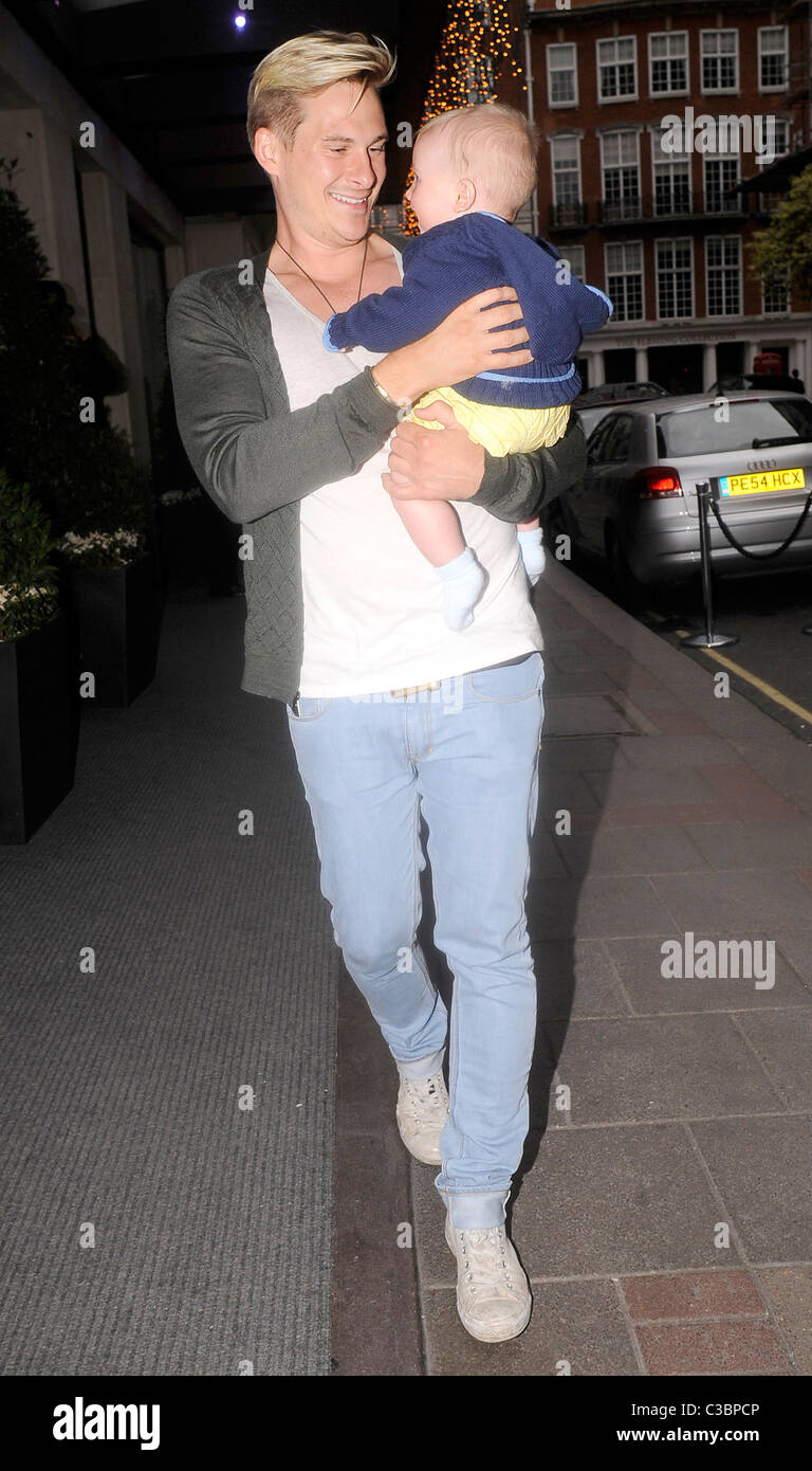 Lee Ryan tiene il suo Figlio bambino, Rayn Ametista Ryan, mentre dentro ...