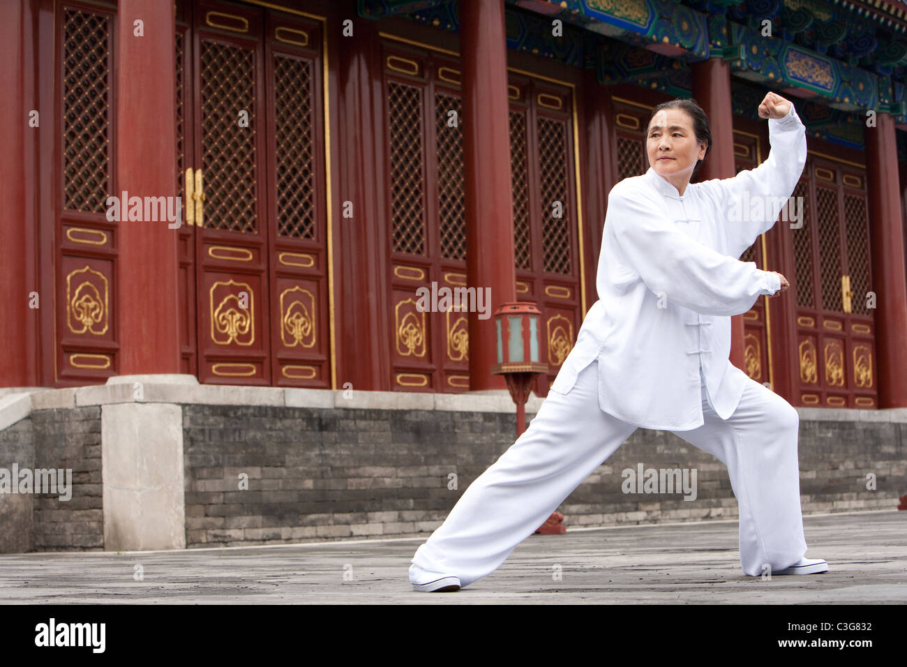 Donna senior di praticare il Tai Chi e il Tempio del Paradiso Foto ...